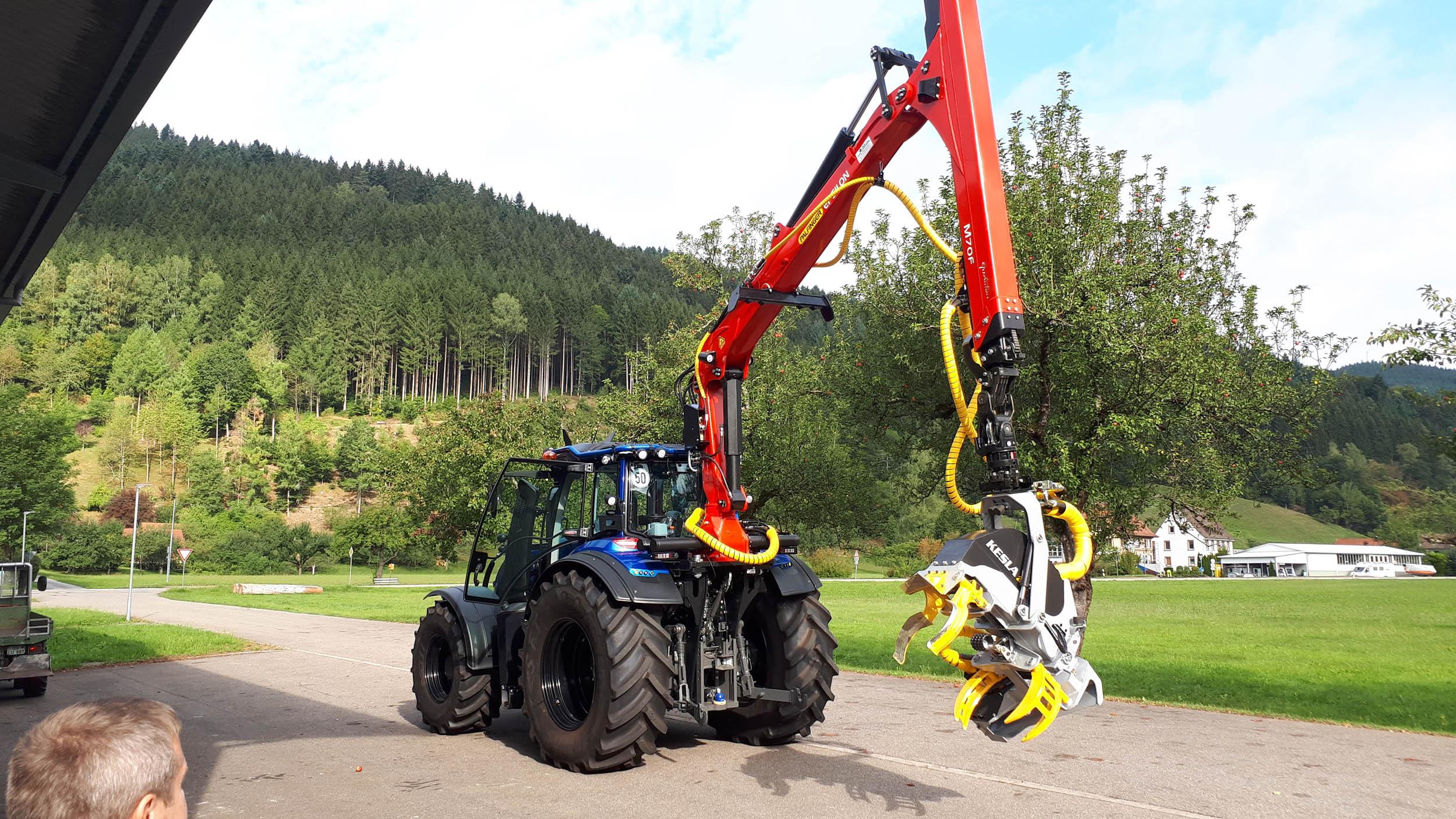 Traktoren | VALTRA | BayWa überreicht Forstschlepper Valtra T234 an ...