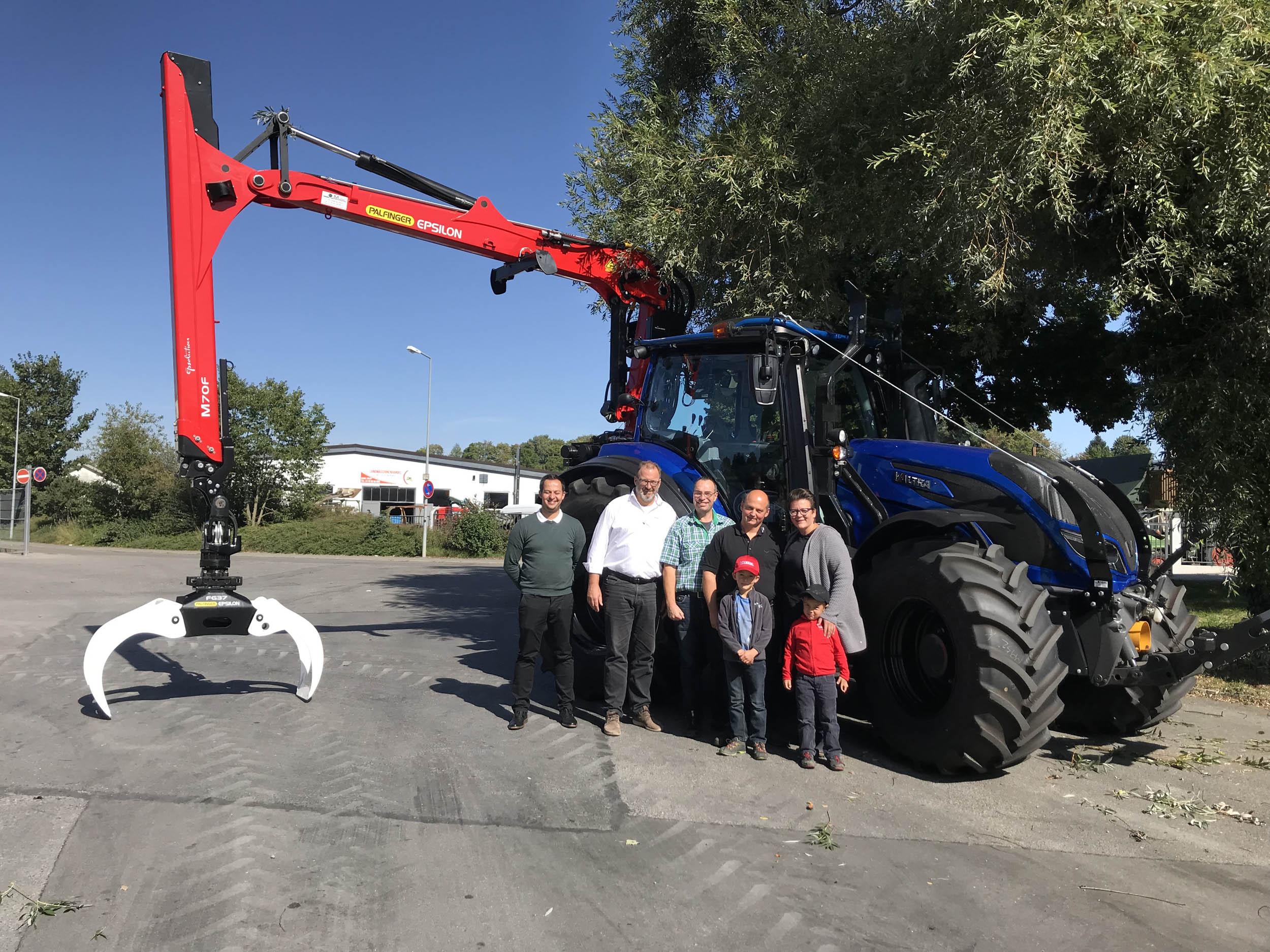 Traktoren | VALTRA | BayWa überreicht Forstschlepper Valtra T234 an ...